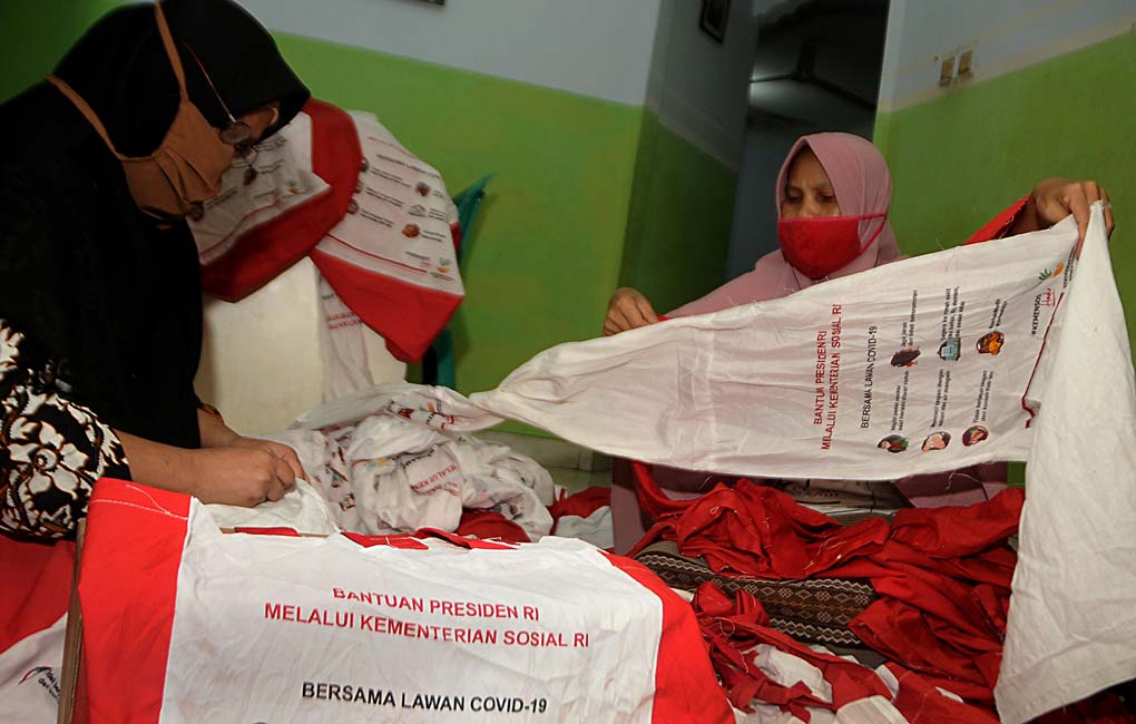 Umbul Umbul HUT RI Dari Tas Bansos Presiden - Economic Zone