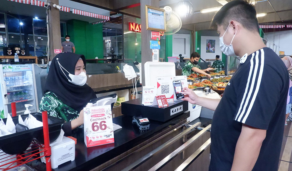 Transaksi Praktis dengan Scan QRIS OCTO Mobile - Economic Zone