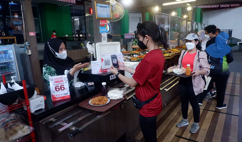 Transaksi Praktis dengan Scan QRIS OCTO Mobile - Economic Zone