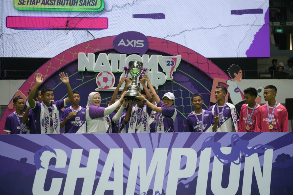 XL Axiata Menyerahkan Hadiah Futsal Kepada SMAN 8 Di Ajang AXIS…