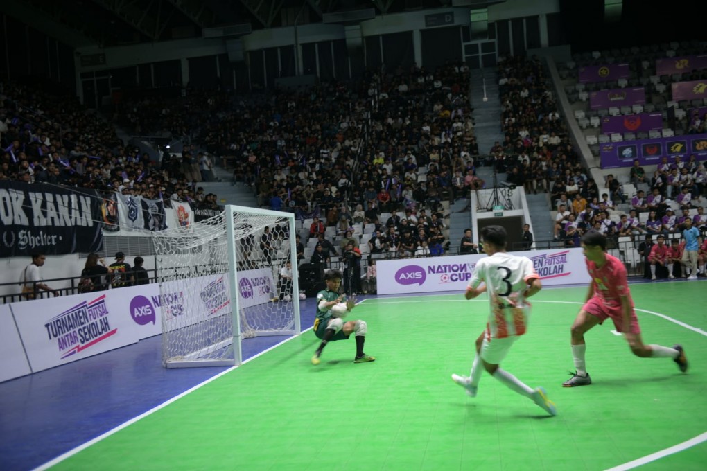 XL Axiata Menyerahkan Hadiah Futsal Kepada SMAN 8 Di Ajang AXIS…