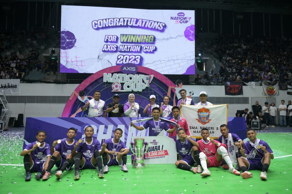 XL Axiata Menyerahkan Hadiah Futsal Kepada SMAN 8 Di Ajang AXIS…