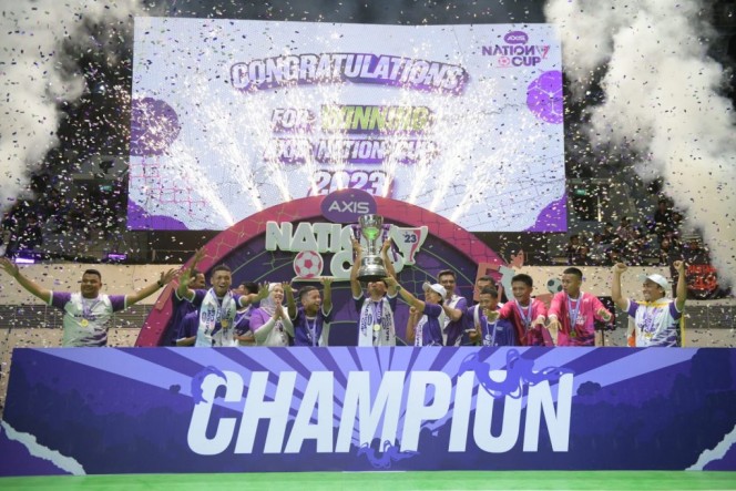 XL Axiata Menyerahkan Hadiah Futsal Kepada SMAN 8 Di Ajang AXIS…